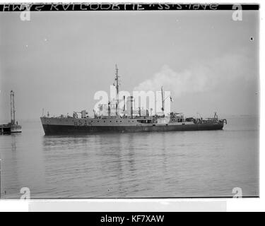 HMAS Kalgoorlie by Allan Green SLV H91.108 299 Stock Photo - Alamy