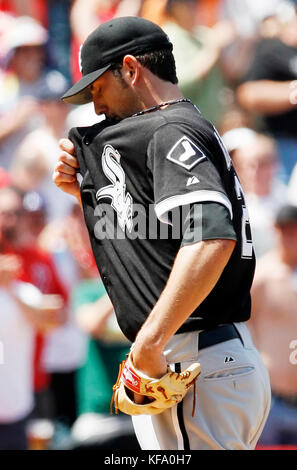 Chicago White Sox pitcher Jon Garland throws a pitch against the ...