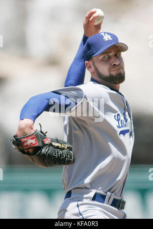 Los Angeles Dodgers' Mark Hendrickson pitches against the Cincinnati ...