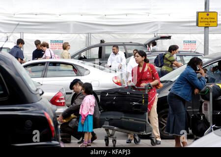 Passenger drop off zone at Heathrow Airport Terminal 3 Stock Photo - Alamy