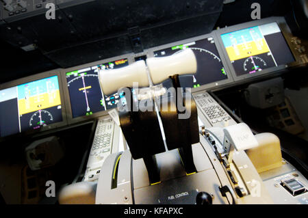boeing 787 Dreamliner cockpit controls Stock Photo - Alamy