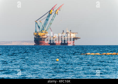 Larnaca bay, Cyprus. 27th October, 2017. CTO beach view of oil and gas ...