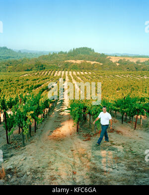 USA, California, Sonoma, Mark Aubert and wine grower Ulises Valdez in ...