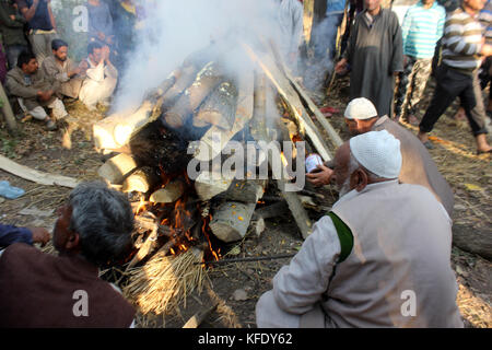 Kulgam, India. 27th Oct, 2017. Muslims help perform last rites of ...