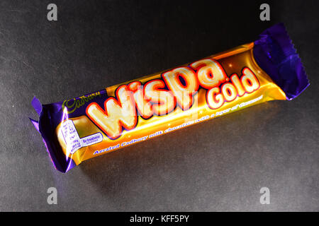 Cadburys Wispa Chocolate Bar Wrapper Stock Photo - Alamy