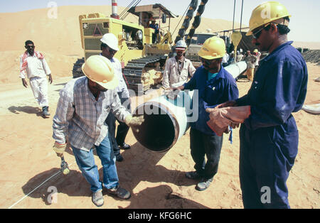 Contractors working in the extreme heat for Saudi Aramco lay pipeline ...