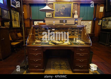 Thomas Edison's working desk in his library in Thomas Edison National ...