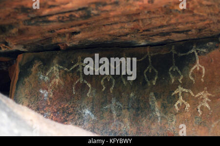 Aboriginal paintings in rock shelter in quartzite cliff, Nourlangie ...