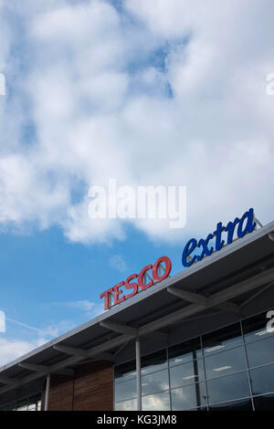 Sign for Tesco supermarket store against blue sky, Calne, Wiltshire ...