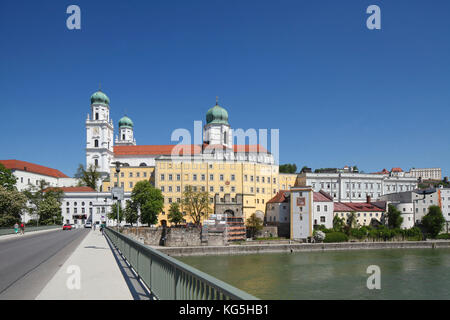 Marienbrucke bridge and St. Stephan Cathedral in the evening, Passau ...