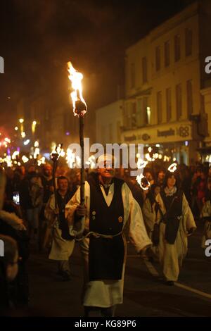 Battle, UK. 4th Nov 2017. Crowds line the streets to enjoy the annual ...