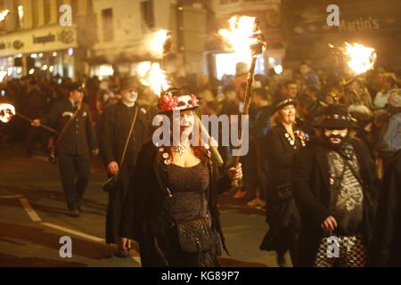 Battle, UK. 4th Nov 2017. Crowds line the streets to enjoy the annual ...