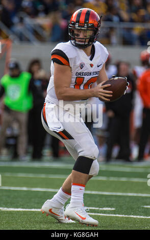 California Memorial Stadium. 4th Nov, 2017. U.S.A. California running ...