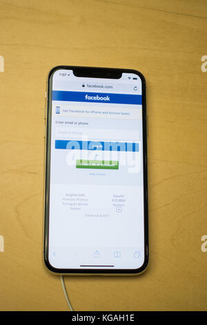 iPhone X - Front view / screen of the newest iPhone in Apple's line up ...