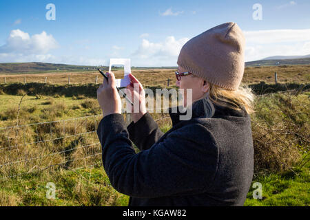 Woman artist framing scene with paper viewfinder Stock Photo - Alamy