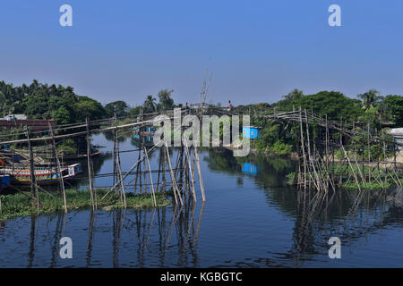 Dhaka, Bangladesh. 06th Nov, 2017. A Bangladeshi people walk through a ...