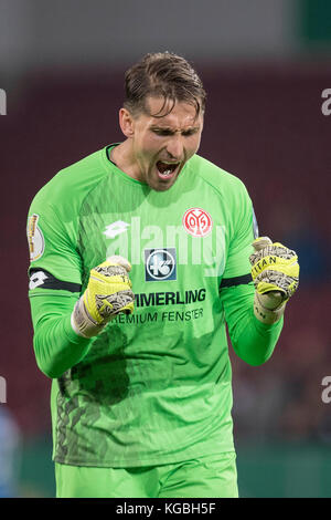 Mainz, Deutschland. 24th Oct, 2017. goalwart Rene ADLER (MZ) muss wegen ...