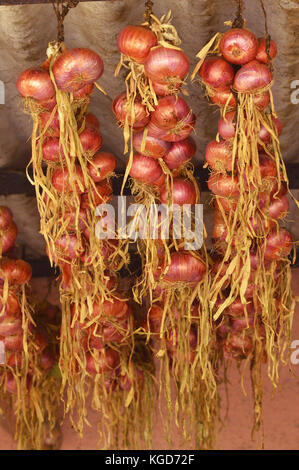 dry shallot in a market Stock Photo - Alamy