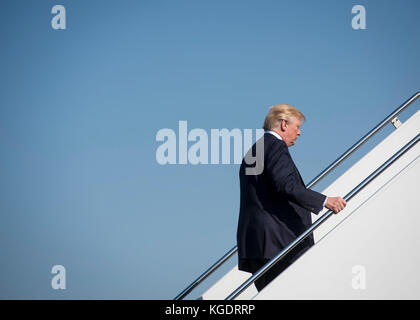 President Donald Trump walks to Marine One for departure from the South ...