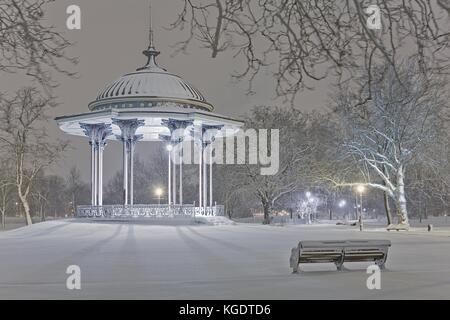 Clapham Common in the snow Stock Photo - Alamy