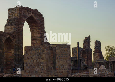 4th-century Iron Pillar, Qutb Minar Complex, Mehrauli Archaeological ...