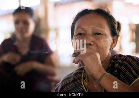 Old Burmese woman smoking a cigar in the Nyaung U market close to Bagan ...