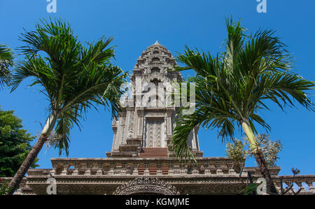 Stupa of King Ang Duong, Silver Pagoda complex, Royal Palace, Phnom ...
