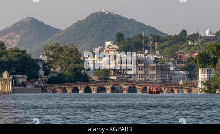 Chand Pole Puliya, Silawatwari, Pedestrian bridge from Pichola Lake ...