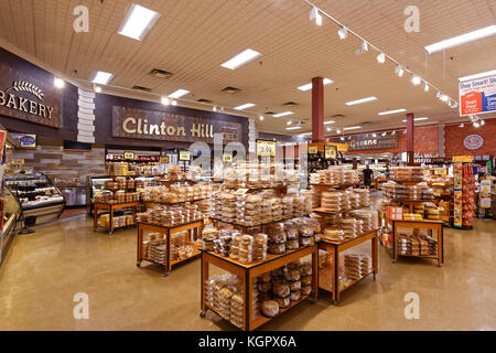 A typical food store or supermarket in the USA Stock Photo - Alamy
