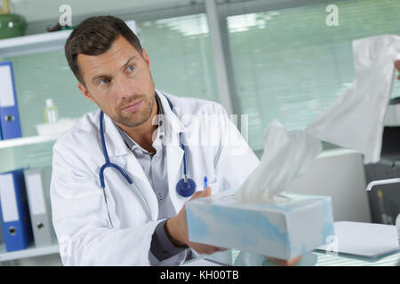 doctor passing box of tissues to patient Stock Photo - Alamy