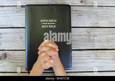 Holy Bible Santa Biblia Stock Photo - Alamy