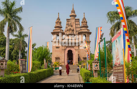 The beautiful Buddhist temple at Sarnath, Varanasi, Uttar Pradesh ...