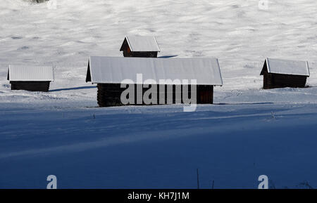 Garmisch-Partenkirchen, Germany. 14th Nov, 2017. Fresh snow lies the ...