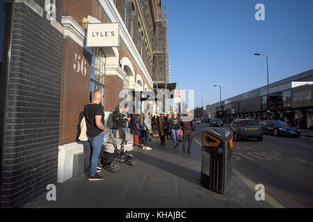 Crowded bus stop in Shoreditch, London, England Stock Photo - Alamy