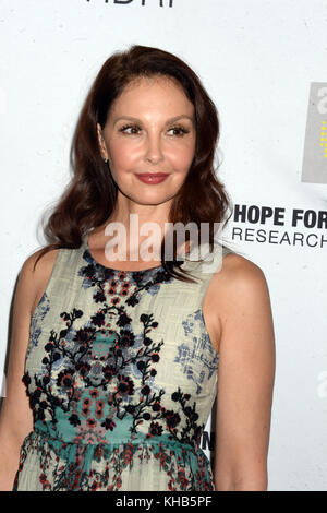NEW YORK, NEW YORK - NOVEMBER 11: (L-R) Audrey McGraw and Maggie McGraw ...
