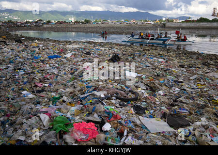 Cebu City, Philippines. 19th Nov, 2017. A huge pile of garbage formed ...