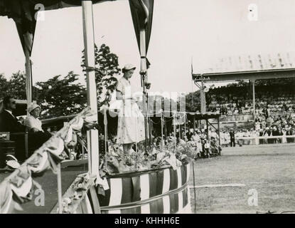 Queen Elizabeth II addressing the crowds in Mackay Stock Photo - Alamy