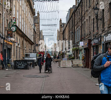 Tourists on iconic cobblestone Rose Street in the centre of Edinburgh ...
