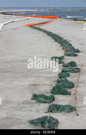 Booms, Ocean, Pollution - Floating oil booms in the ocean to contain ...