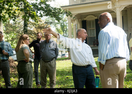 Arlington National Cemetery employees learn from National Park Service ...