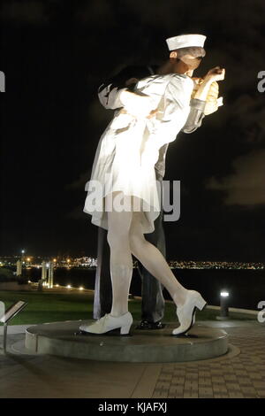 victory kiss statue Stock Photo: 137961231 - Alamy