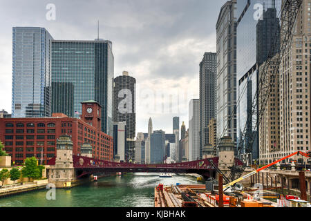 Chicago River Skyline view in downtown Chicago Stock Photo - Alamy