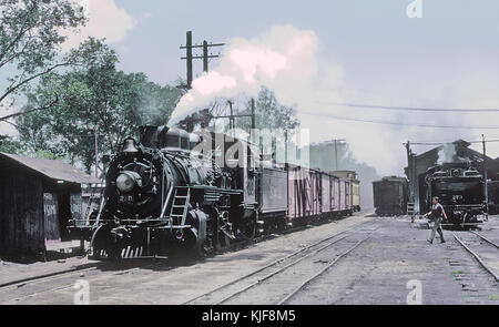NdeM narrow gauge freight train lead by 2 8 0 270 through San Lazaro ...