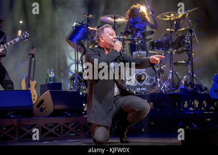 JIM KERR Scottish rock singer at the Nelson Mandela concert in Hyde ...