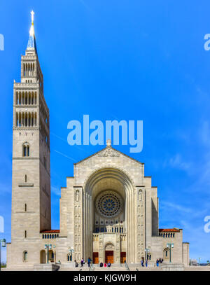 Interior of the Basilica of the National Shrine of the Immaculate ...