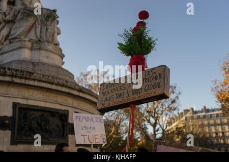 Paris, France. 25th Nov, 2017. Femen stripping to protest violence ...