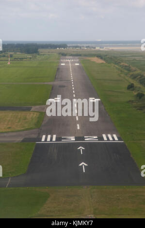 pilots-eye-view on final-approach to land at night on runway 26 Left at ...