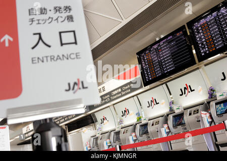 Japan Airlines JAL check in counter at Kansai International Airport ...