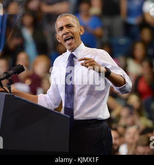 MIAMI, FL - NOVEMBER 03: President Barack Obama speaks during a ...