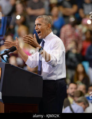MIAMI, FL - NOVEMBER 03: President Barack Obama speaks during a ...